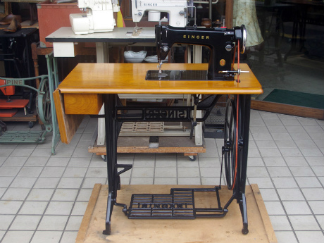 No.744 SINGER 188U シンガー製 職業用足踏みミシン：アンティークミシン修理士の工房 足踏みミシン・手回しミシンのミシン一番店